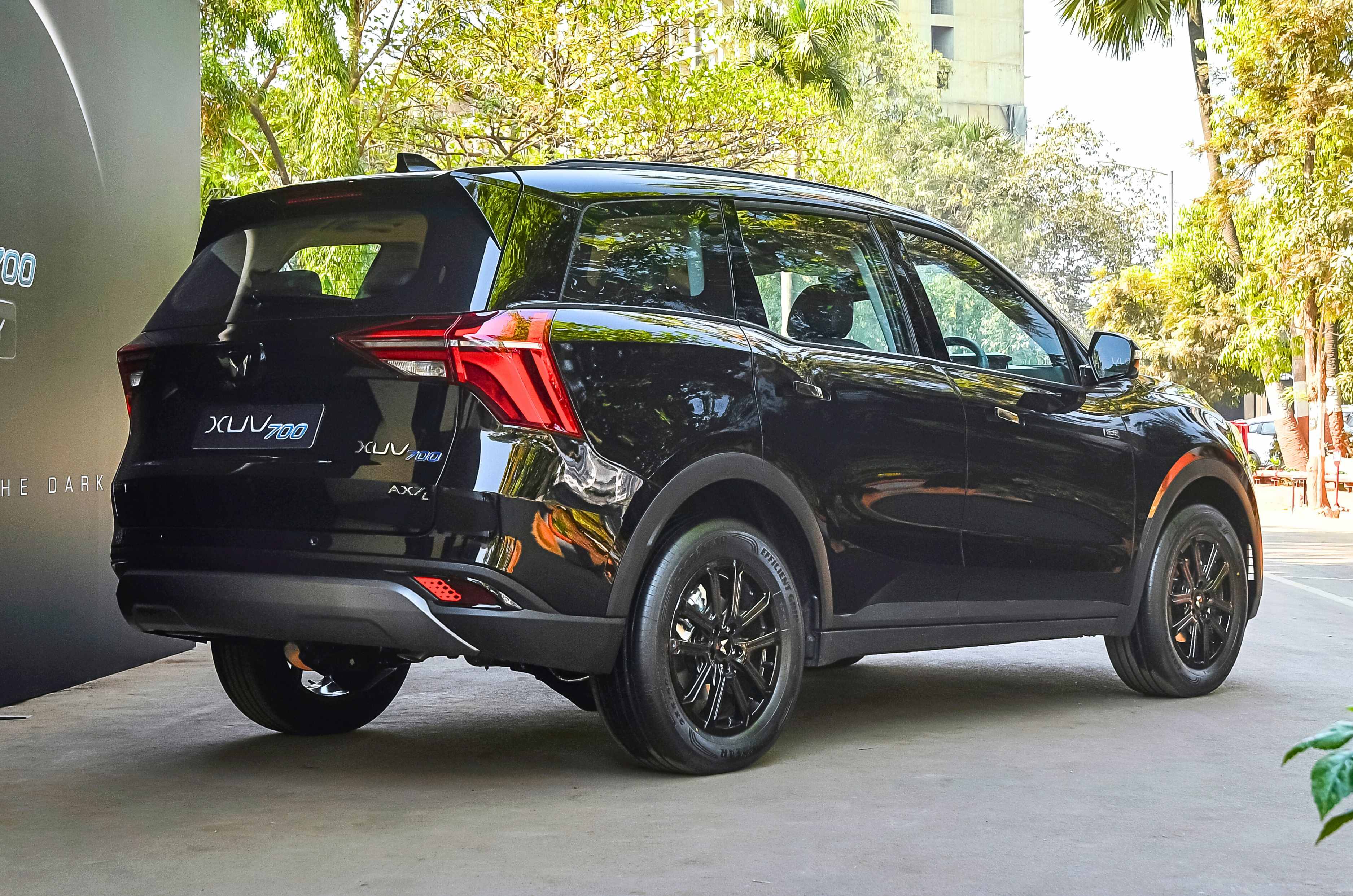 Mahindra XUV700 black launch and price, Ebony interior features ...