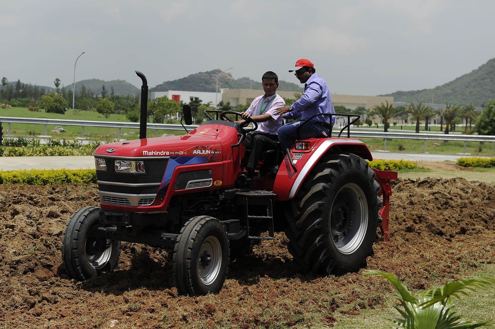 Marginal pick up in India tractor sales in FY '16, says ICRA | Autocar ...