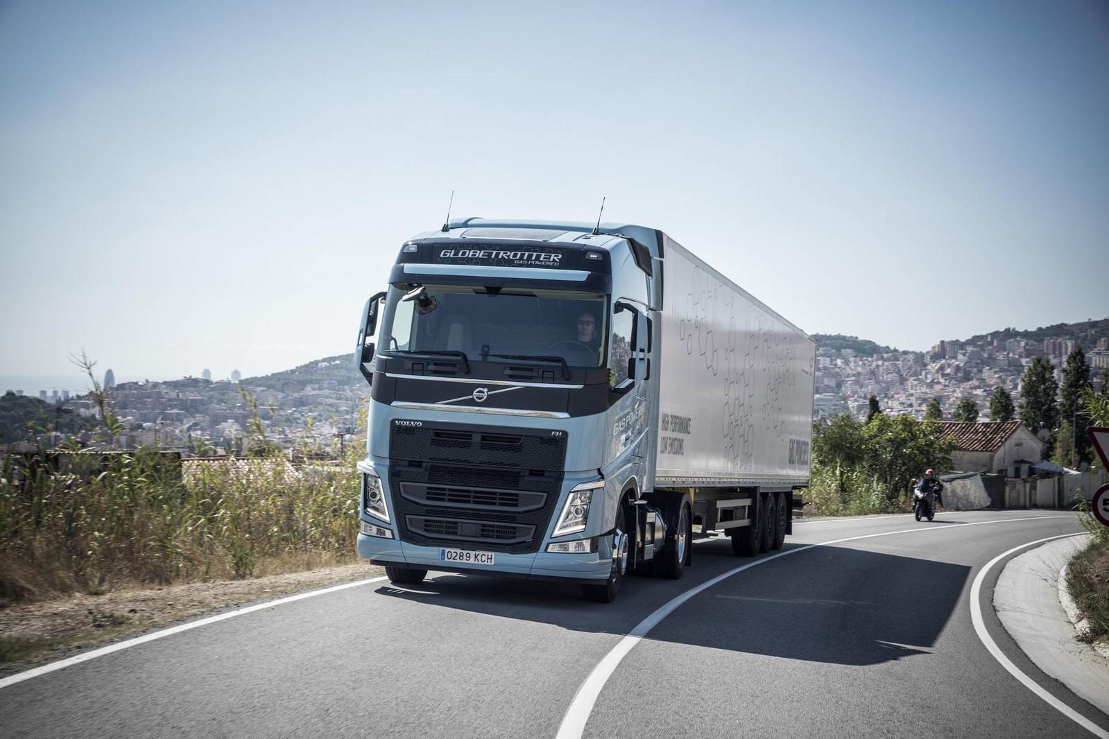New trucks from Volvo promise to reduce CO2 by 20 to 100% | Autocar ...