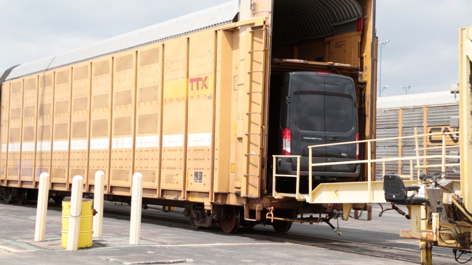 Ford helps develop innovative railcar to ship high-roof Transit van ...