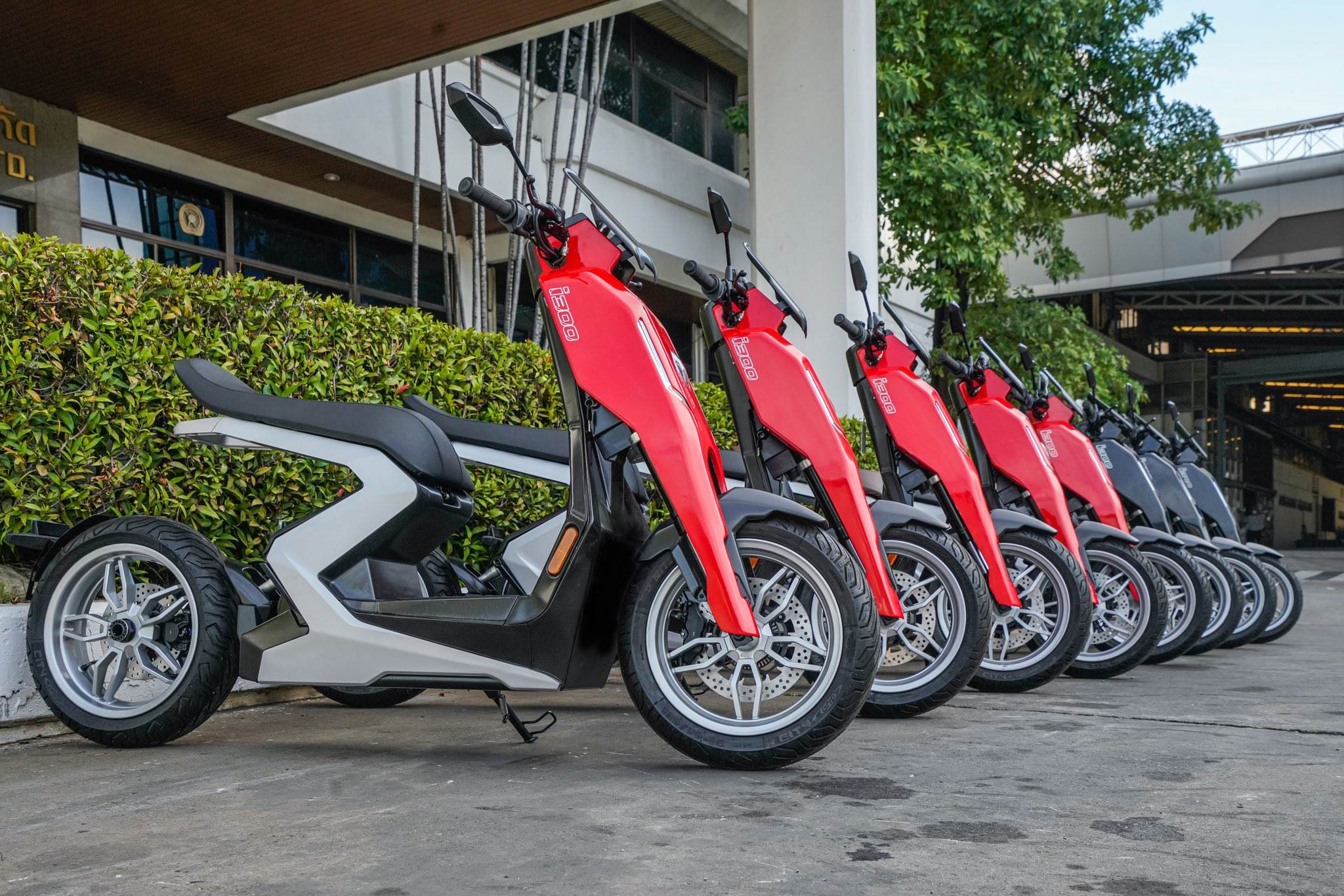 Zapp EV plans rollout of i300 urban scooter in Europe and Asia ...