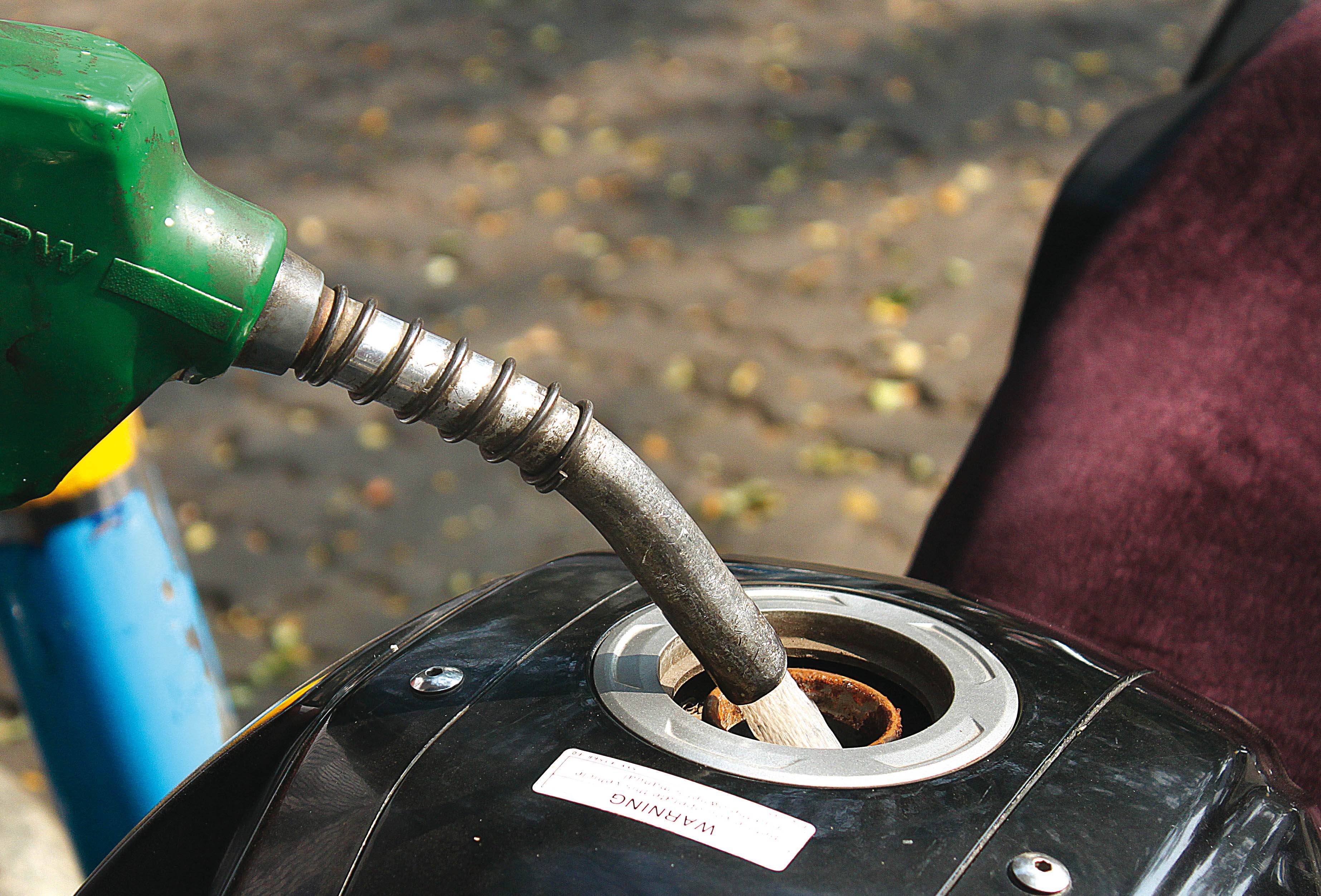 Indian 2-wheeler OEMs develop fuel sippers to s-t-r-e-t-c-h each litre ...