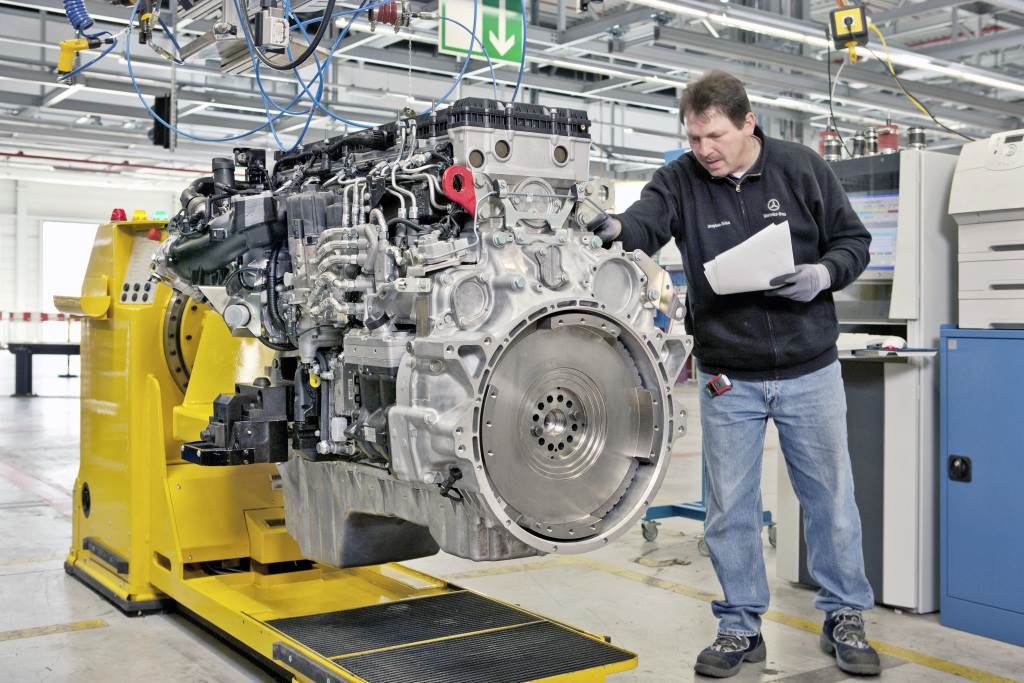 Daimler Trucks celebrates production of a million engines | Autocar ...